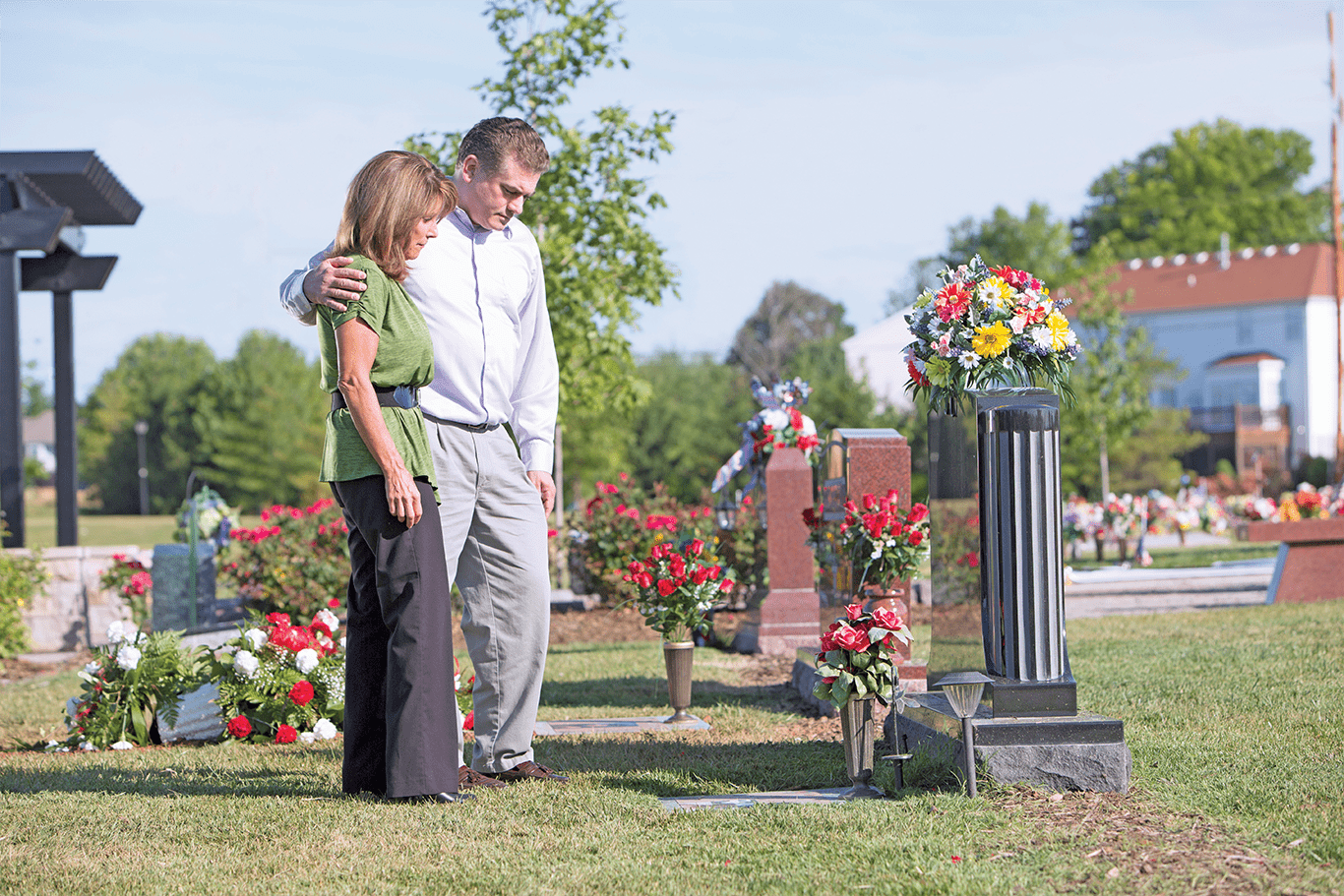background-couple-at-cemetery | Woodlawn Cemetery • Crematory • Conservancy
